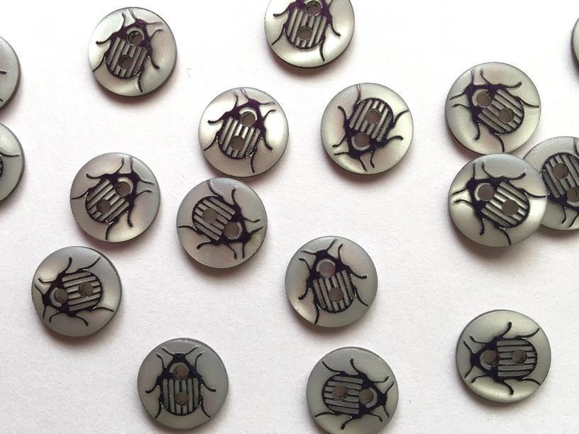 White with Navy Beetle 12mm (½") Buttons | Tribe Yarns, London - tribeyarns